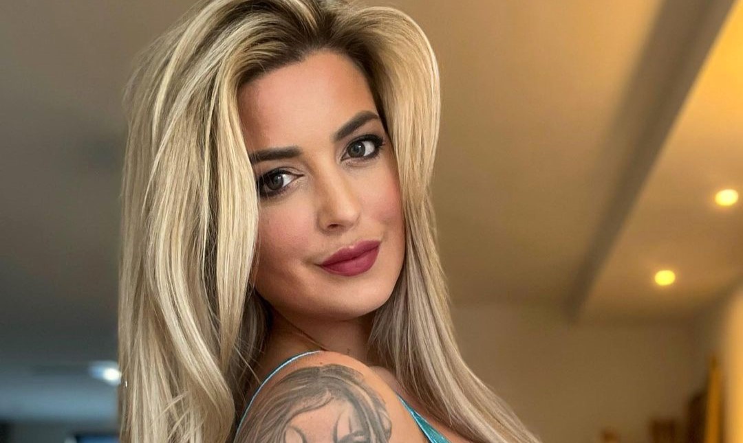 Milou Van Agtmael Temptation Poseert In Openhangende Jurk